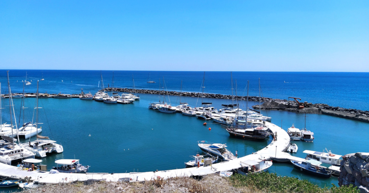 Σαντορίνη: Θαλάσσια ρύπανση στο αλιευτικό καταφύγιο της Βλυχάδας - Atlantea