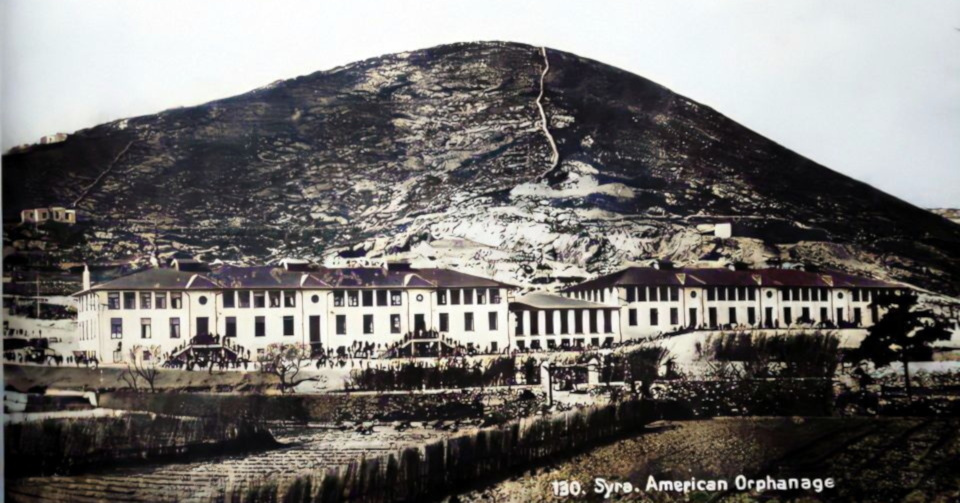 Η ιστορία του Ορφανοτροφείου της Near East Relief στη Σύρο, σε μια ...