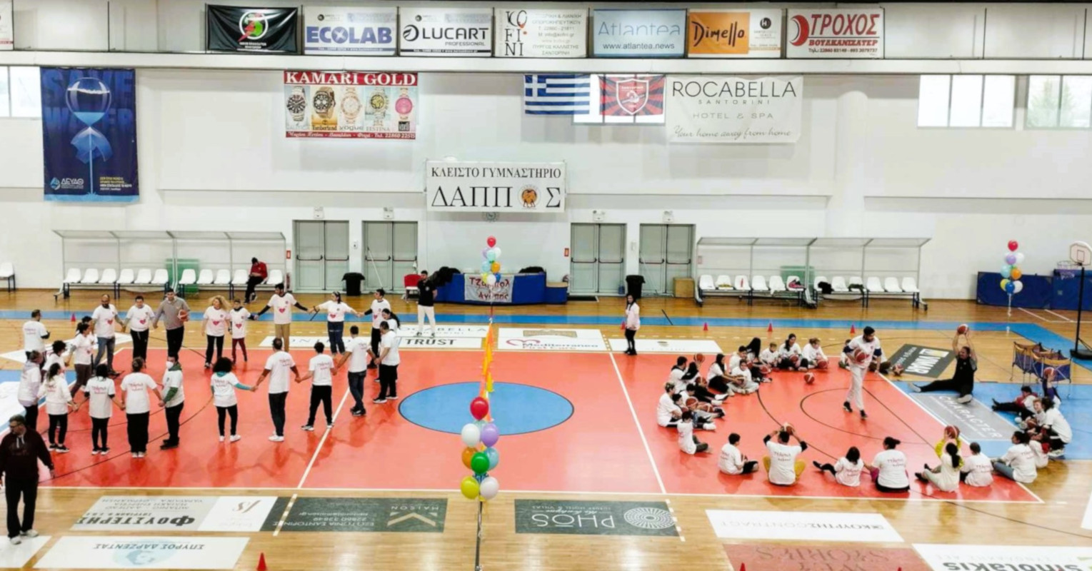 Σαντορίνη: Τζάμπολ Αγάπης με μια μπάλα μπάσκετ που ενώνει όλα τα παιδιά ...