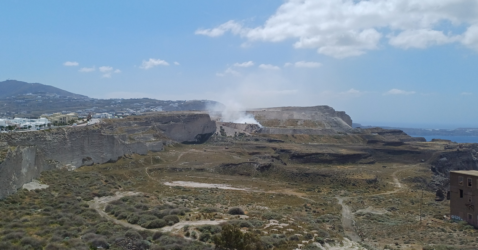 Σαντορίνη: Φωτιά στη χωματερή - Atlantea