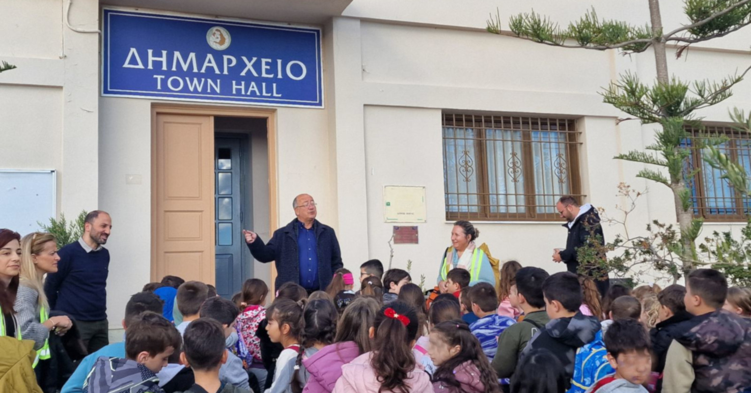 Σαντορίνη: Μικροί μαθητές "έσπειραν αγάπη" στο Δημαρχείο - Atlantea